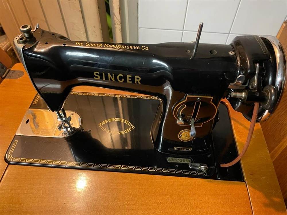 Macchina da cucire SINGER 15M antica del 1938, in legno - Genova