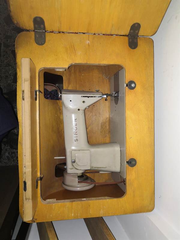 Macchina da stiro singer, modello 191M, in buone condizioni - Siena