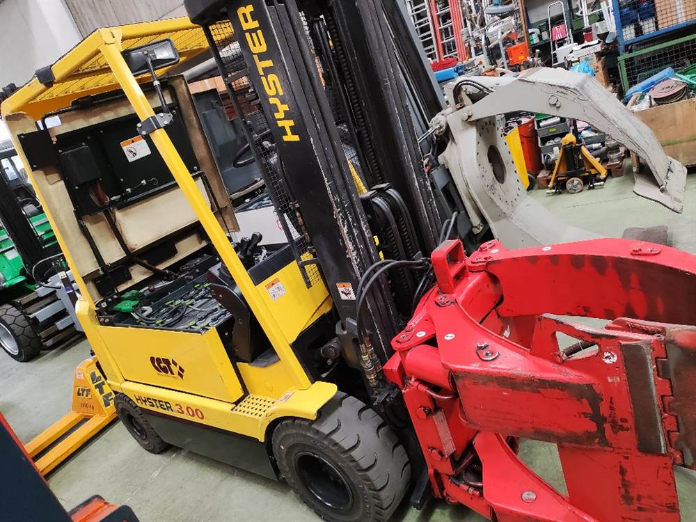 Muletti Elettrici 4 e 3 Ton attrezzati con Pinze per Bobine - Novara