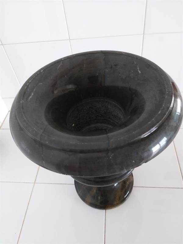 Regale Vaso Medici In Marmo Nero, color ruggine - Vicenza