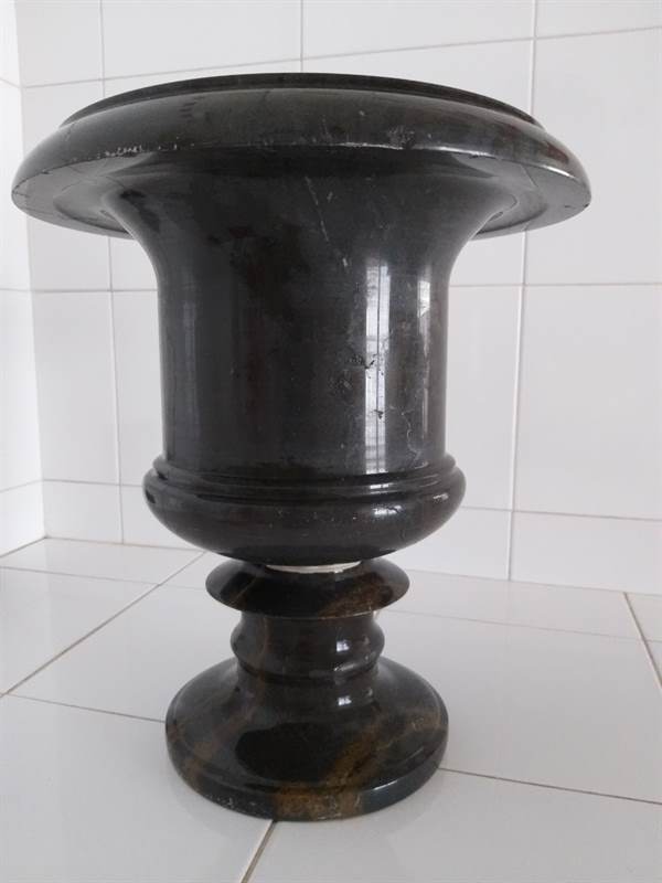 Regale Vaso Medici In Marmo Nero, color ruggine - Vicenza